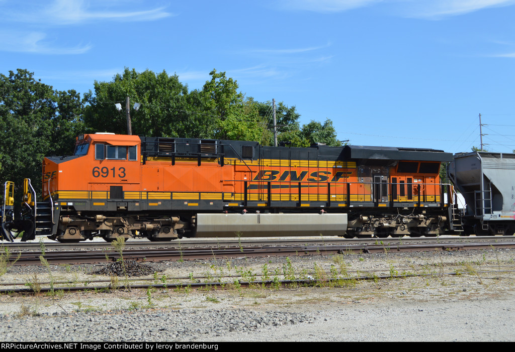 BNSF 6913 suffered an engine fire on the H-MEMKCK